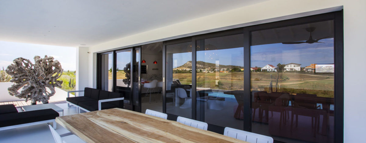 Houten en aluminium kozijnen uit eigen fabriek bij Vermaas Curaçao